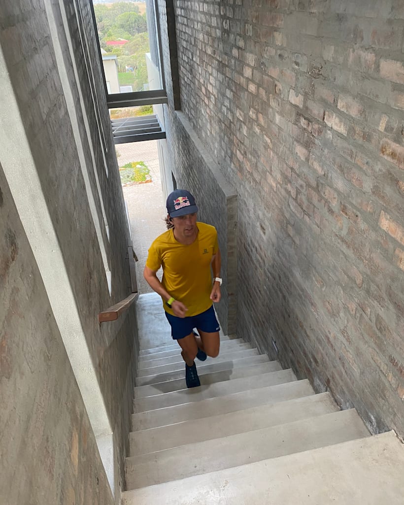 ล็อกดาวน์ อัลตรา มาราธอน - หนุ่มแอฟริกาใต้วิ่งในบ้าน 160 กม. 26 ชั่วโมง | Khaosod | LINE TODAY