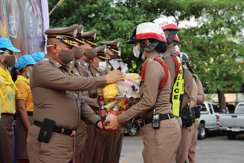 ตำรวจบุรีรัมย์ ปล่อยขบวน Grab Police นำข้าวกล่อง ถุงยังชีพ แจกประชาชน ...