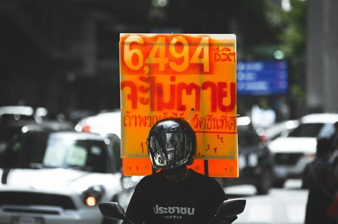 คาร์ม็อบมาแล้ว! มวลชนเต็มพรึ่บ ประกาศเคลื่อนมุ่งหน้า ‘ซิโนไทย ทาวเวอร์’