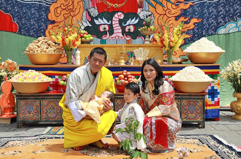 “กษัตริย์จิกมี-ราชินีเจตซุน” ฉลอง 10 ปีเสกสมรส รักมั่นคง-สองเจ้าชาย ...