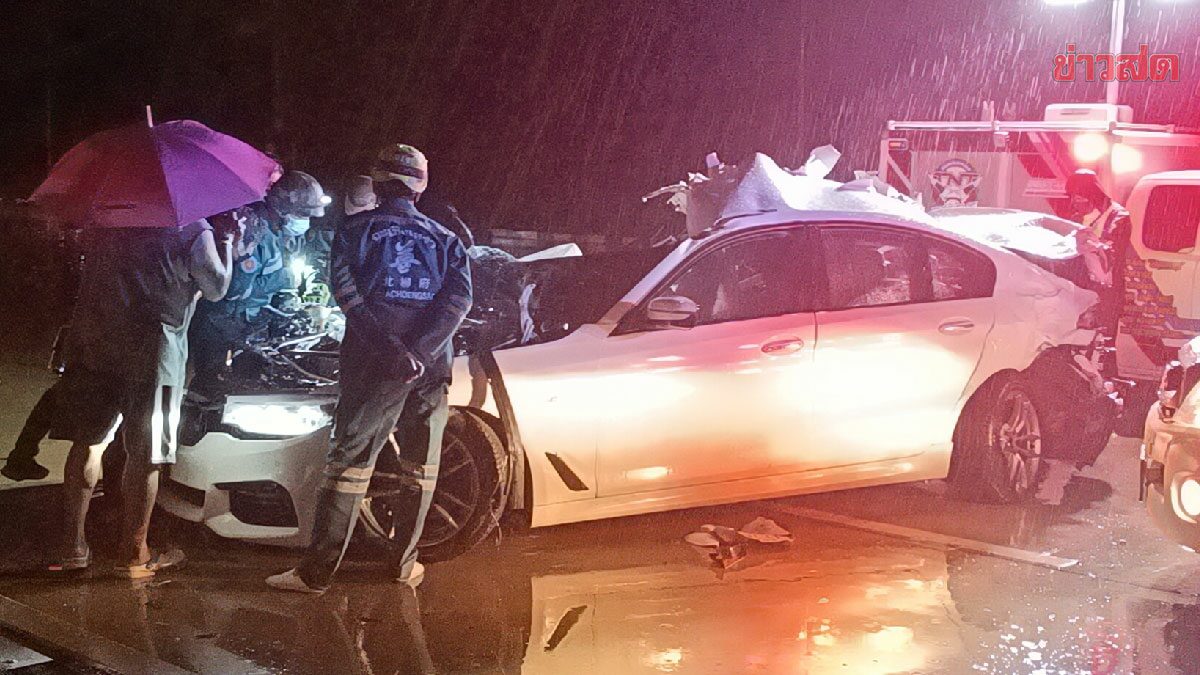 เก๋ง BMW ลื่นน้ำฝน เสียหลักเสยท้ายรถ 6 ล้อ ก่อนหมุนไปชนพ่วง18ล้อ ดับ1เจ็บ2
