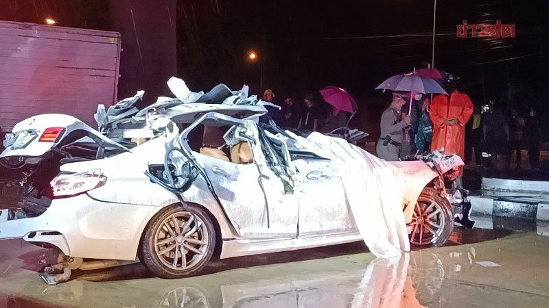 เก๋ง BMW ลื่นน้ำฝน เสียหลักเสยท้ายรถ 6 ล้อ ก่อนหมุนไปชนพ่วง18ล้อ ดับ1เจ็บ2