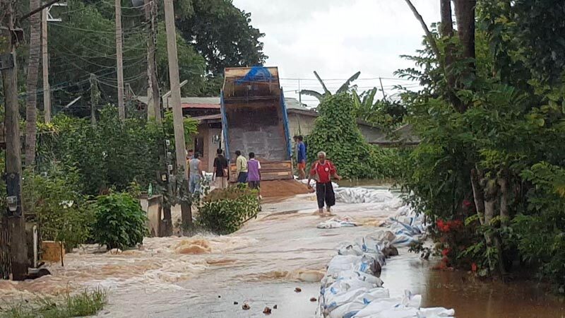 สุโขทัย อ่วม 140 หลัง น้ำทะลักท่วมกลางดึก ต้องขนของหนี นอนบนถนน - ข่าวสด