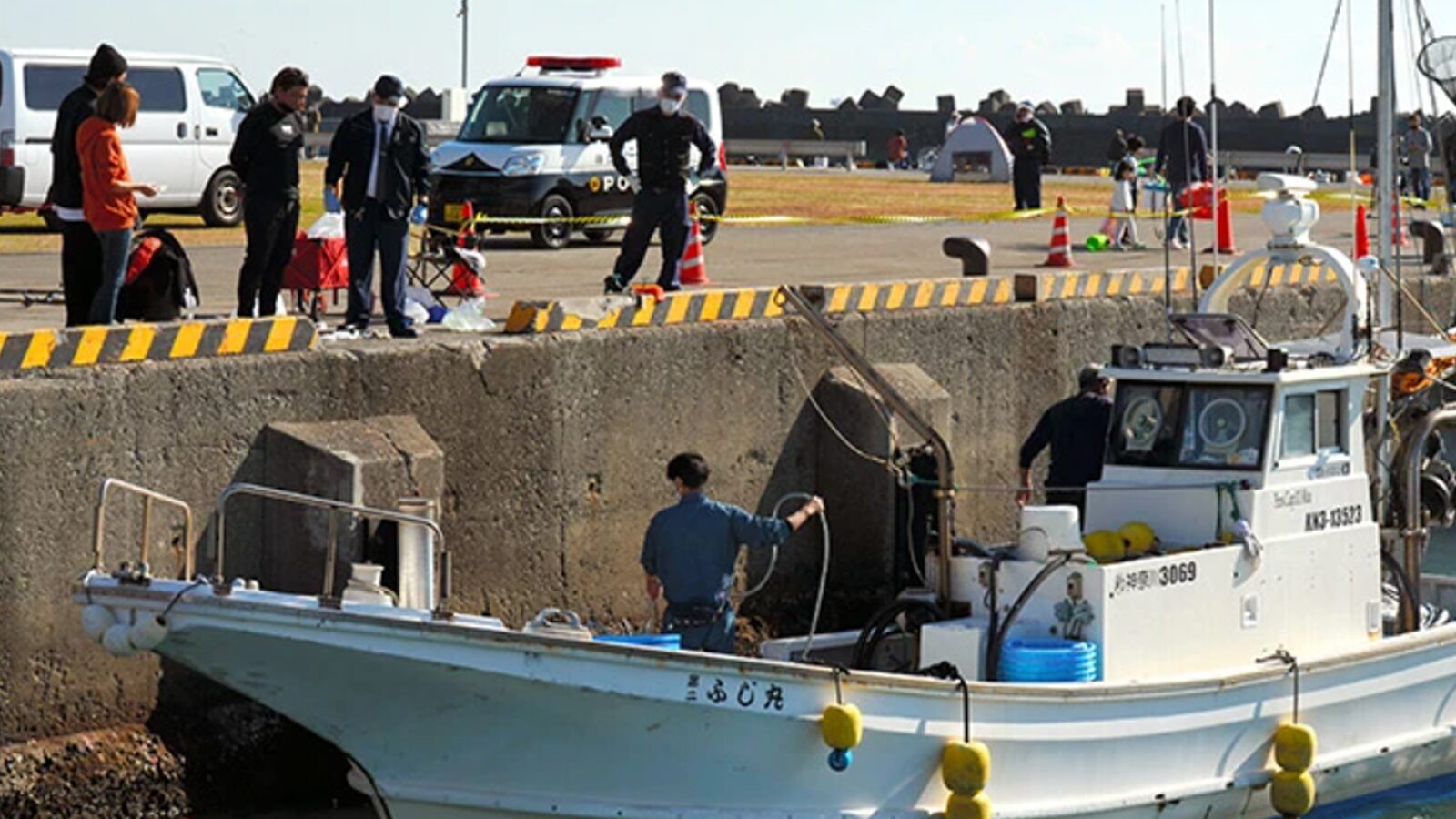 จุกอก! ชายชราผลักภรรยาพิการลงทะเล เผยดูแลเธอมา 40 ปี ฉันเหนื่อยแล้ว