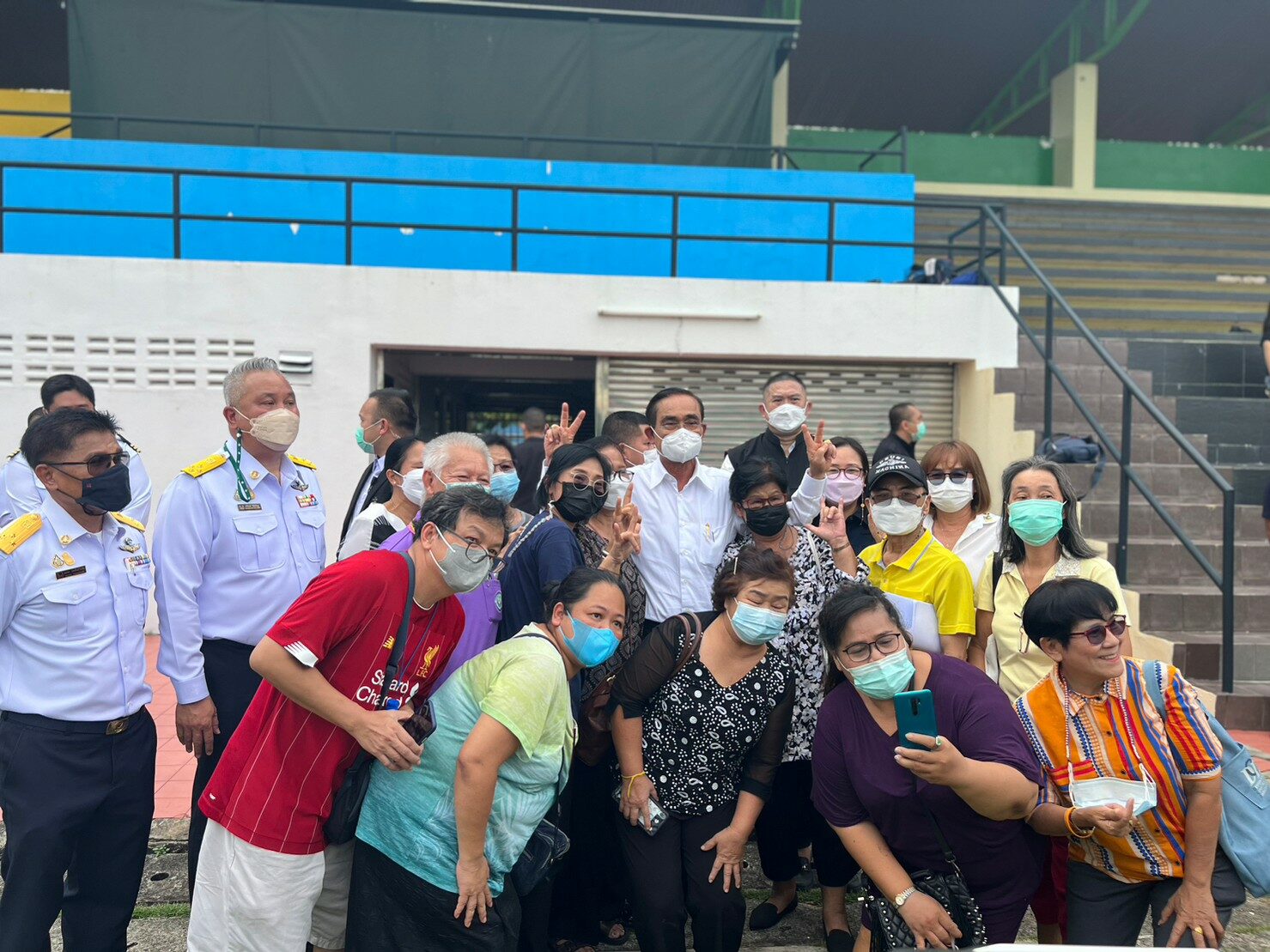 ร่วมชูสามนิ้ว! บิ๊กตู่ย่องเซอร์ไพรส์คลองจั่น ย้ำเด็กๆ อย่าลืมประวัติศาสตร์ - ข่าวสด