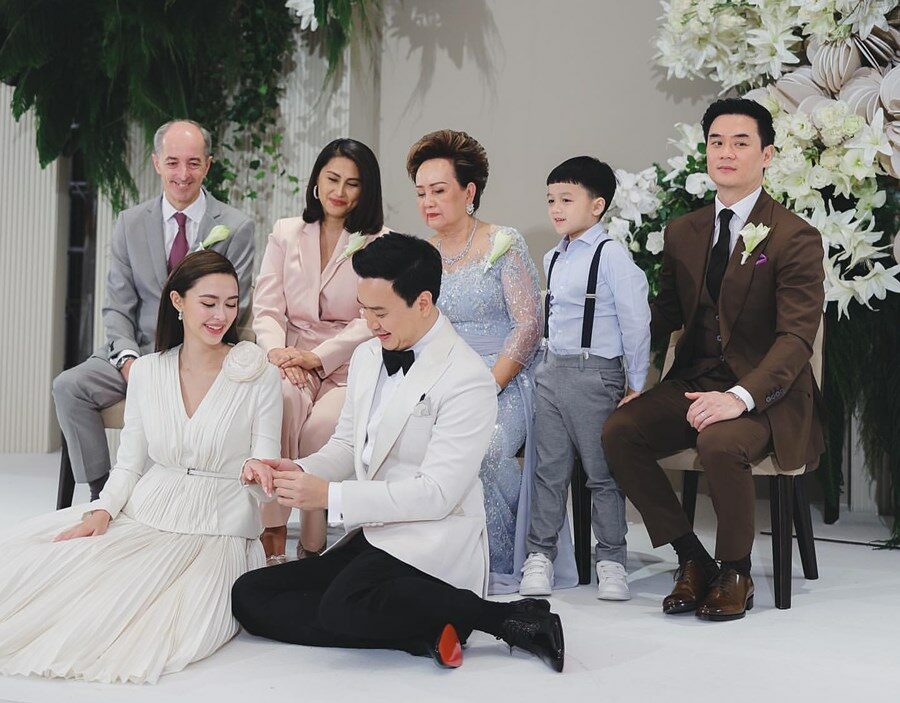 แพทริเซีย เจ้าสาวป้ายแดง อวดภาพน่ารักในพิธีหมั้นรัวๆ | Khaosod | LINE TODAY