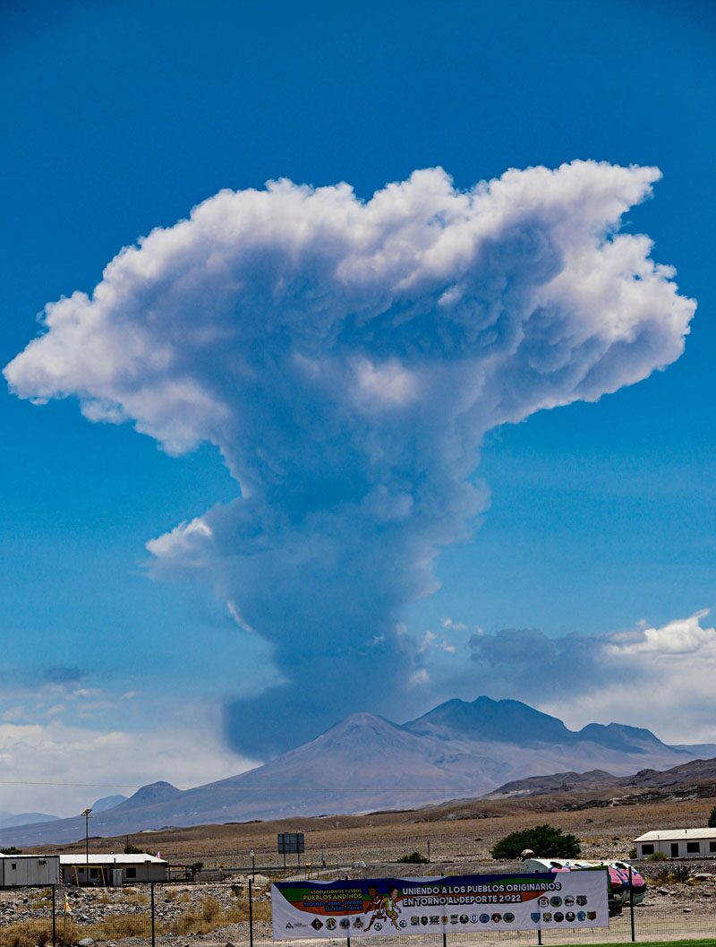 ชิลีเฝ้าระวัง “ภูเขาไฟลาสการ์” ปะทุพ่นเถ้าถ้านขึ้นฟ้า-สูงกว่า 6 กิโลเมตร!