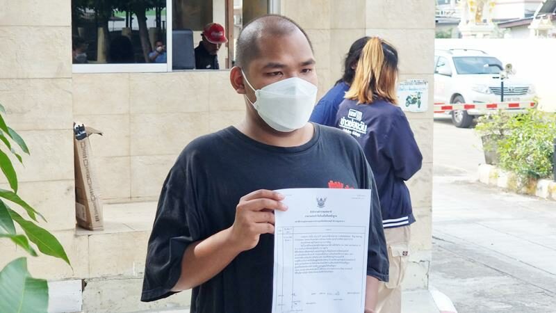 รปภ.ผวาโร่แจ้งความ ตำรวจนอกเครื่องแบบโชว์ปืนขู่ แถมยังด่าปัญญาอ่อน | Khaosod | LINE TODAY