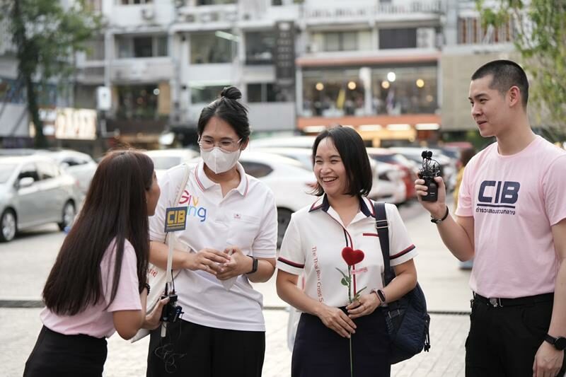 ตำรวจสอบสวนกลางCIB มอบความรักผ่านการ์ดวาเลนไทน์ 'เตือนรัก ระวังภัยออนไลน์' - ข่าวสด