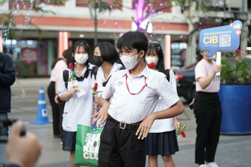 ตำรวจสอบสวนกลางCIB มอบความรักผ่านการ์ดวาเลนไทน์ 'เตือนรัก ระวังภัยออนไลน์' - ข่าวสด