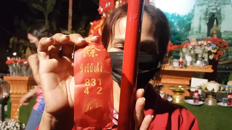 แห่ไหว้ ท้าวเวสสุวรรณ แม่ตะเคียนทอง เขย่าเซียมซียักษ์ เลขเด็ดเพียบ - ข่าวสด