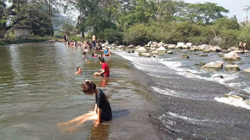 อุณหภูมิแตะ 40 องศา วัยรุ่นหนุ่มสาวจำนวนมาก แห่แช่น้ำ 'ฝายแม่ถัน' คลายร้อน