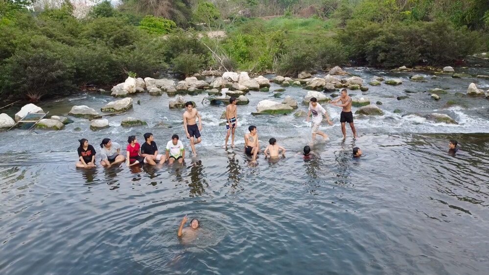 อุณหภูมิแตะ 40 องศา วัยรุ่นหนุ่มสาวจำนวนมาก แห่แช่น้ำ 'ฝายแม่ถัน' คลายร้อน