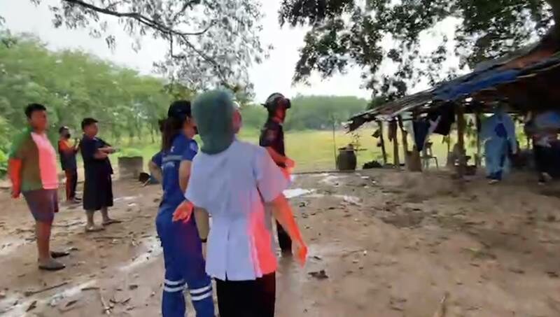 ฟ้าผ่าเปรี้ยง คนขับรถตู้ นอนในเพิงพักใต้ต้นไม้ ดับคาที่1 บาดเจ็บอีก3 | Khaosod | LINE TODAY