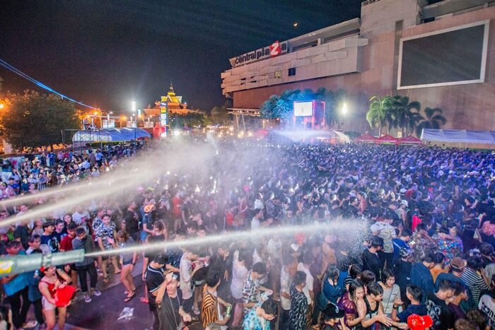 นับถอยหลังสู่ความมัน Water festival ศูนย์การค้าเซ็นทรัล แลนด์มาร์ก ...