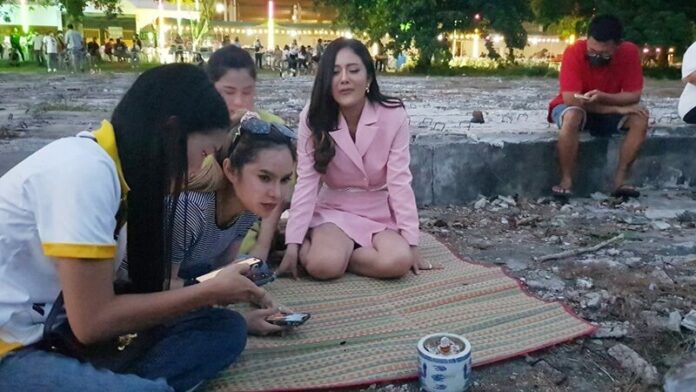 ถูกหวย 24 ล้าน! เปิดสุสานเลี้ยงโต๊ะจีนดังผีไร้ญาติ เกลี้ยงแผงเลขแม่น้ำหนึ่ง - ข่าวสด