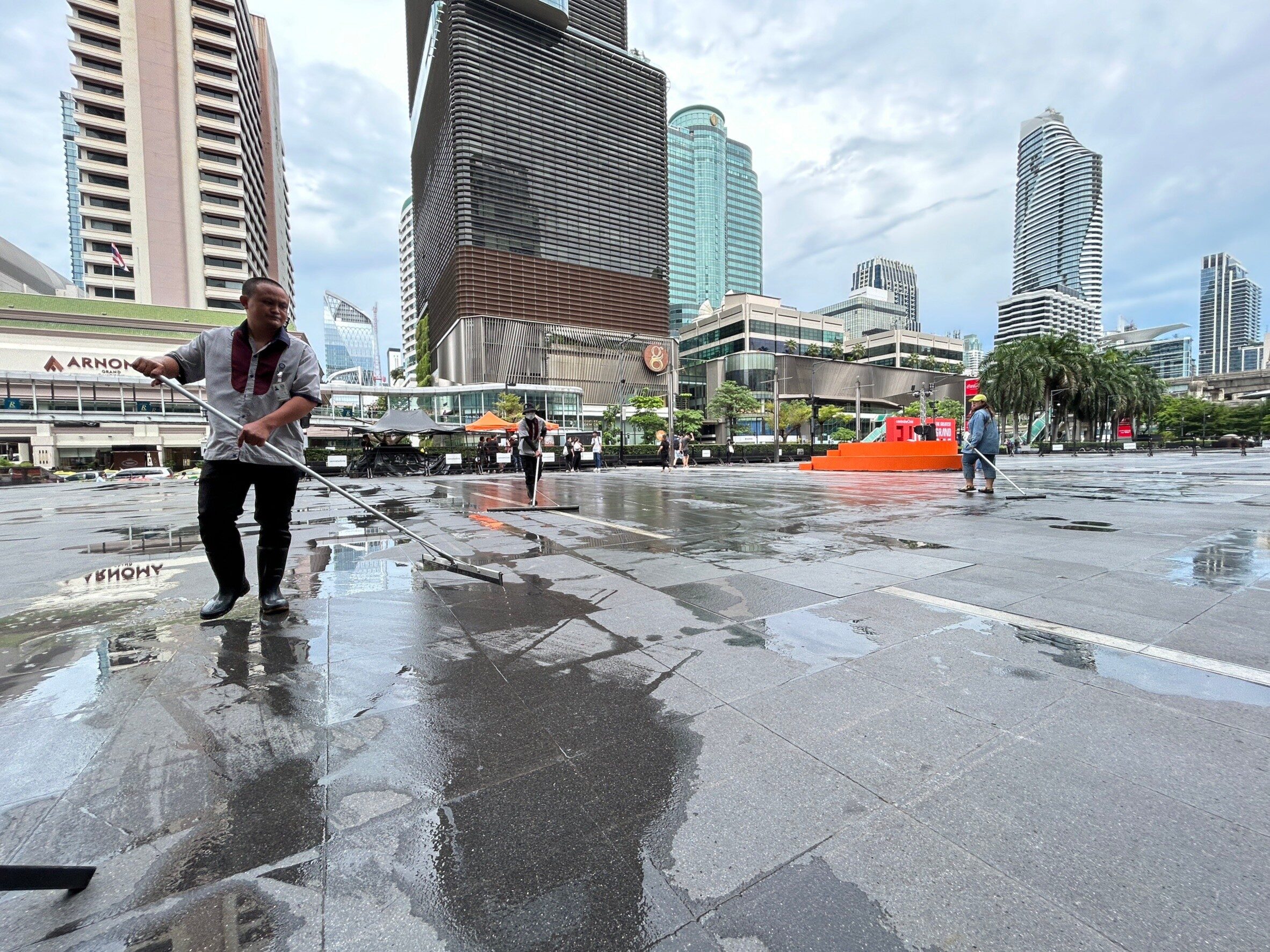 แฟนคลับก้าวไกล จับจองเก้าอี้ ปักหลักรอ 'พิธา' ลานหน้าเซ็นทรัลเวิลด์ - ข่าวสด