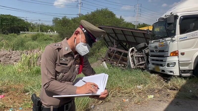 วินาศสันตะโร! พ่วงชนท้ายรถยกพุ่งเสยศาลายับซัดเก๋งอีกคัน ลุงรอดโดดหนีทัน - ข่าวสด