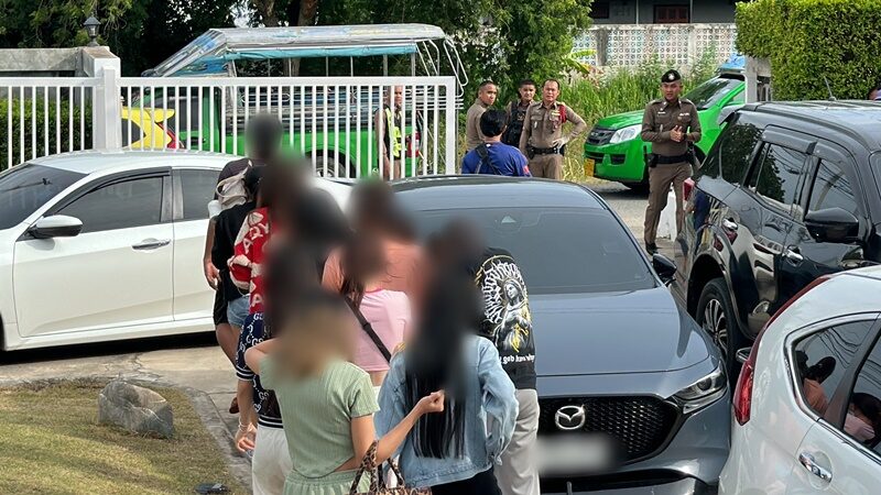 บุกพูลวิลล่าหรู! ทลายปาร์ตี้ยาเพลงกระหึ่ม รวบ 52 หนุ่ม-สาว เจอปืนอื้อ | Khaosod | LINE TODAY