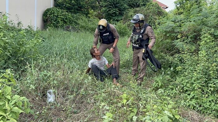 ชกสาวกลางแยกไฟแดง ช็อกขี่จยย.จ้องปรี่ทำร้าย ร้านแบตได้ยินร้องวิ่งขอให้ ...