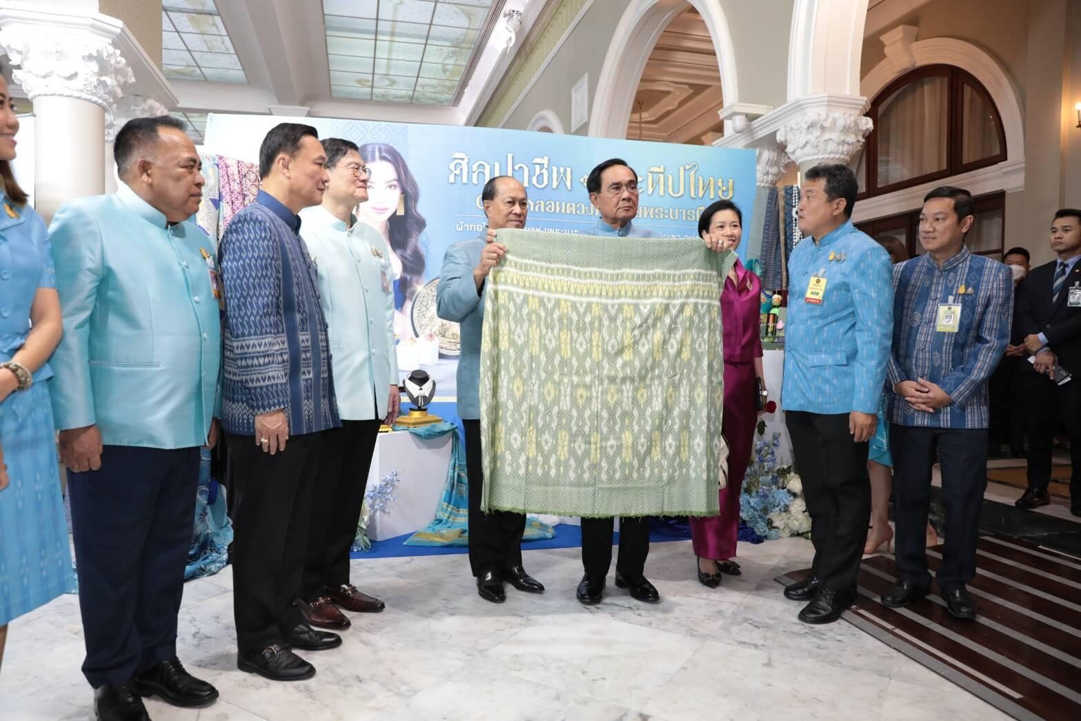 นายกรัฐมนตรี ชื่นชมผ้าไทย สินค้า OTOP - ข่าวสด