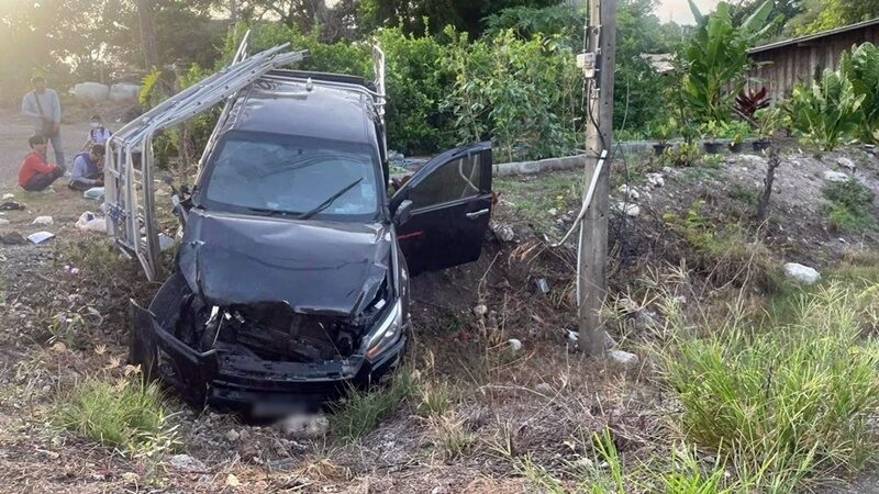 เมียกอดศพร้องระงม กระบะหักหลบหมาชนยับ นั่งท้ายกระเด็นดับ 1 เจ็บ 7 | Khaosod | LINE TODAY