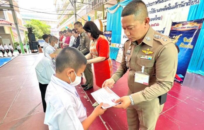 สน.บางเขน ปิดอบรมโครงการ D.A.R.E. มอบใบประกาศนียบัตร-รางวัล คณะครู-นร. ...