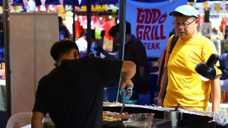 วัยรุ่น 90s สุดจ๊าบ ร่วมงาน FEED RETRO รอเจอ ‘จักรพันธุ์-ทีโบน’ ร้านดัง ...