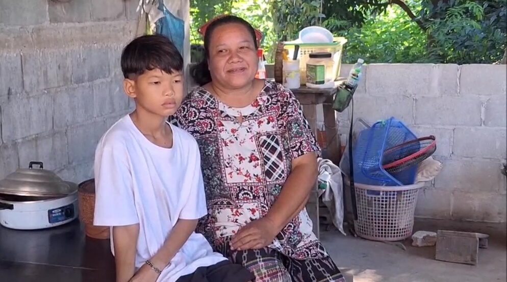 เปิดใจครูน้อง ซื้อเป้ใหม่ให้ลูกศิษย์ สงสารอยู่ลำพังกับย่าป่วยโรคหัวใจ ห้องน้ำก็ไม่มี | Khaosod ...