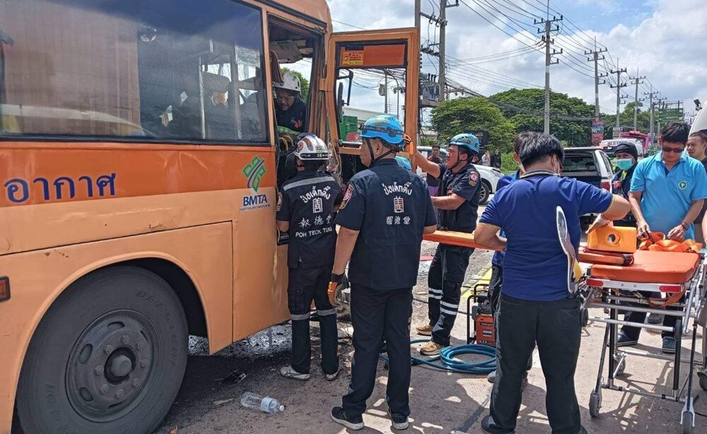 งัดร่างโชเฟอร์ ติดคาซาก ปอ.สาย 84 ชนท้ายรถเมล์สายเดียวกัน ผู้โดยสารเจ็บ | Khaosod | LINE TODAY