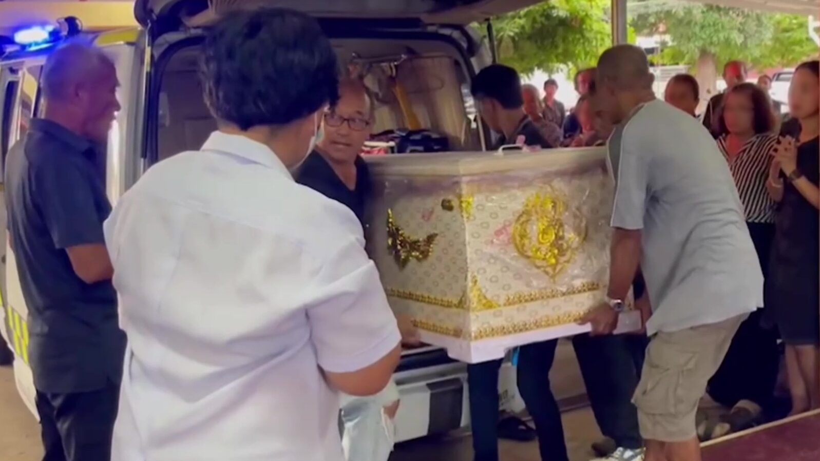 น้ำตาท่วมวัด รับศพ 'หมอเก่ง' ครอบครัว-ญาติ โศกเศร้า ย้ำอยากให้คนผิดรับกรรม