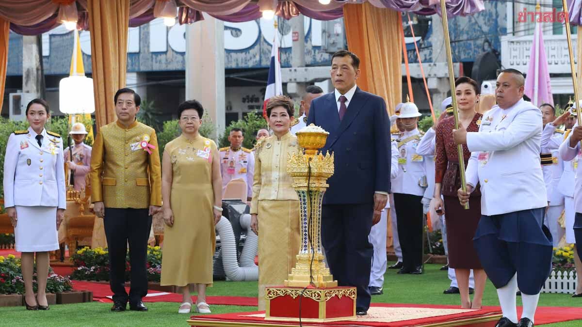 ในหลวง พระราชินี เสด็จฯ ไปทรงเปิดซุ้มประตูเฉลิมพระเกียรติ "วชิรสถิต 72 พรรษา" - ข่าวสด