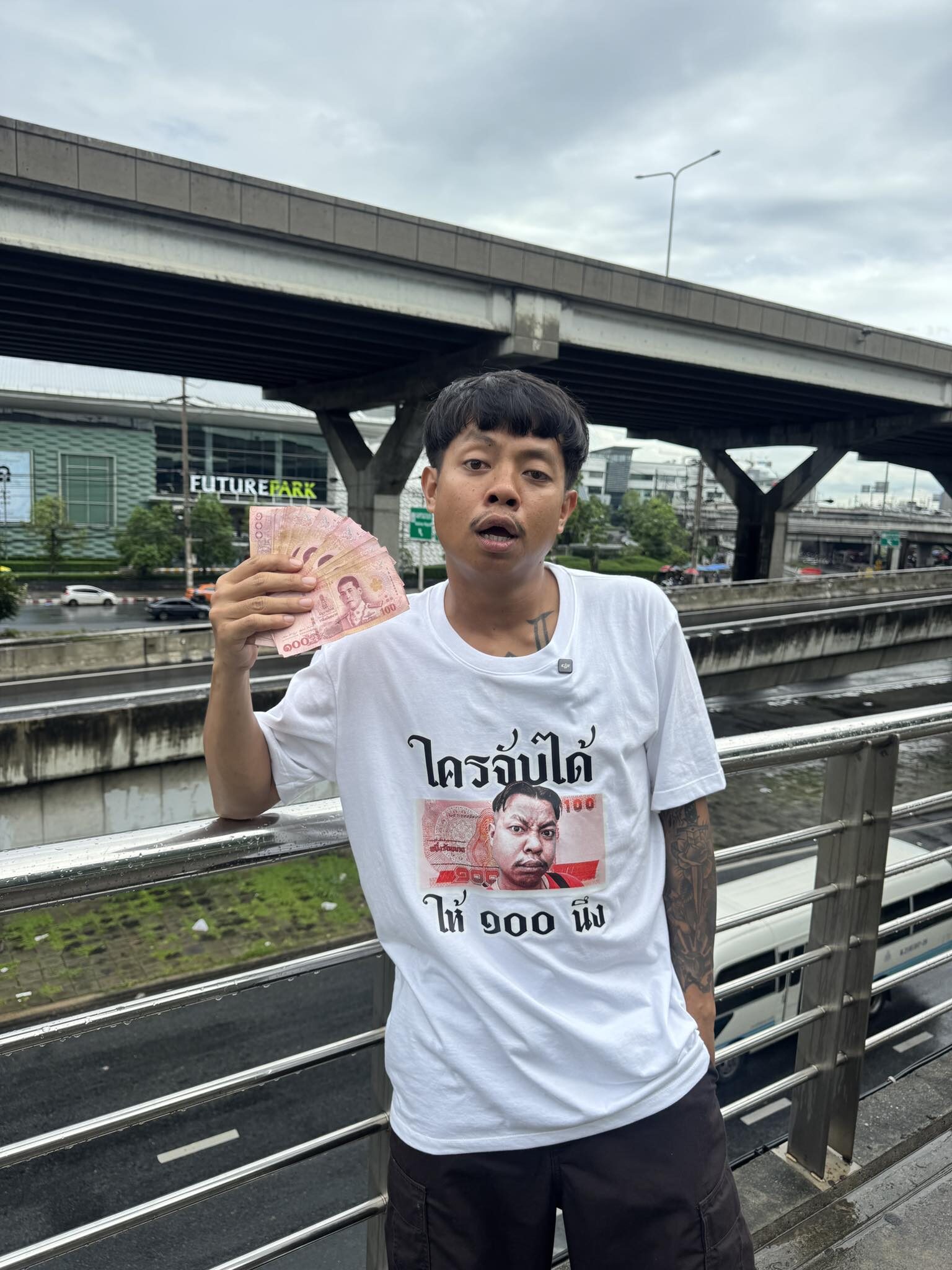 ไหนบอกไม่ลบ? คลิปหายไปแล้ว แจ็กแปปโฮ ถอดเสื้อเต้นบนรถ หลังทัวร์ลงหนัก